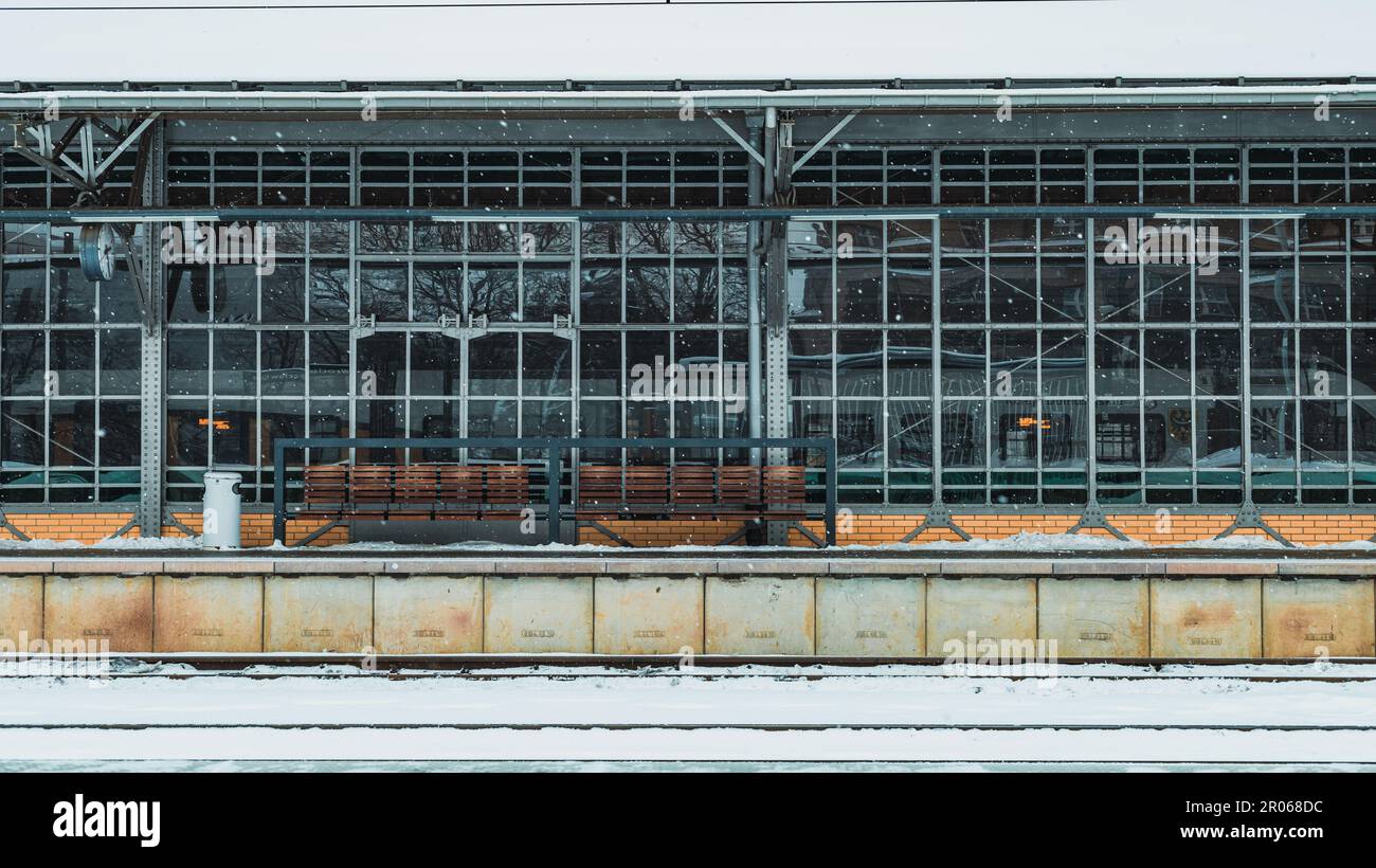 Empty train station platform hi-res stock photography and images - Alamy