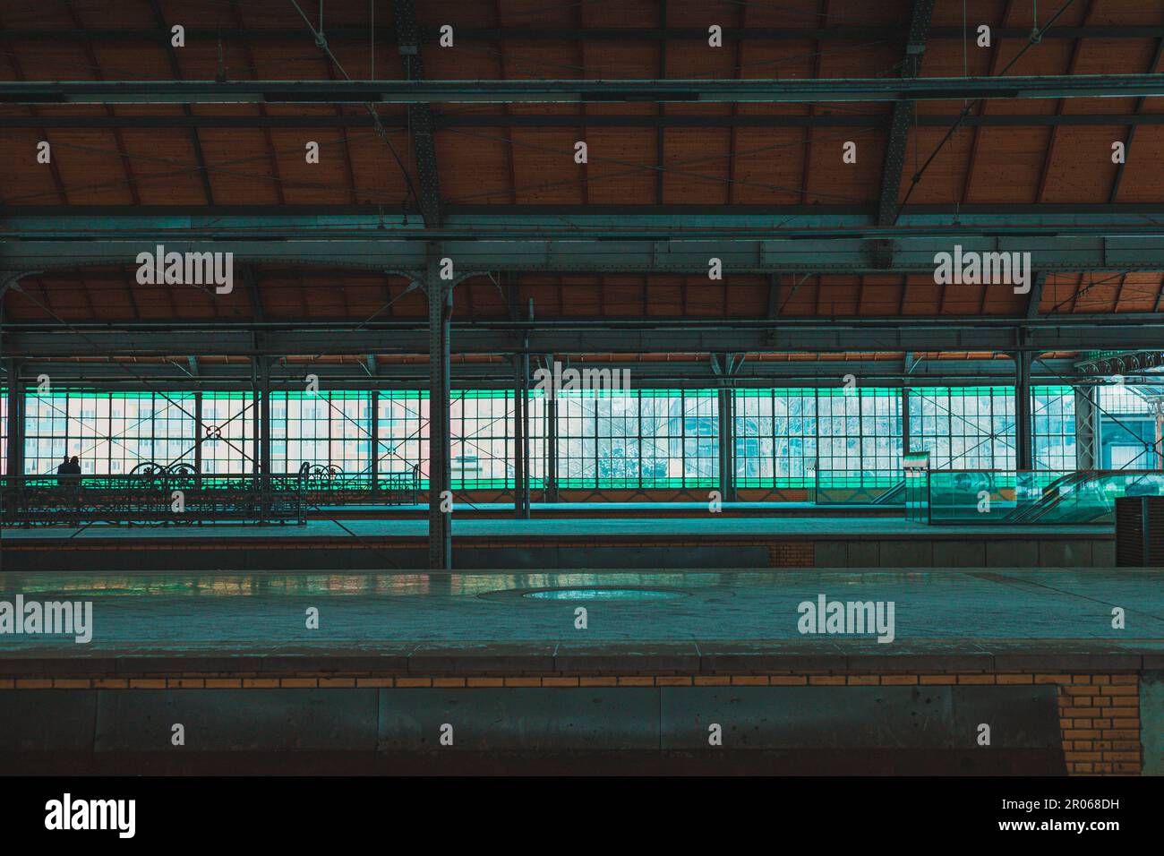 empty train station platforms under the roof Stock Photo - Alamy