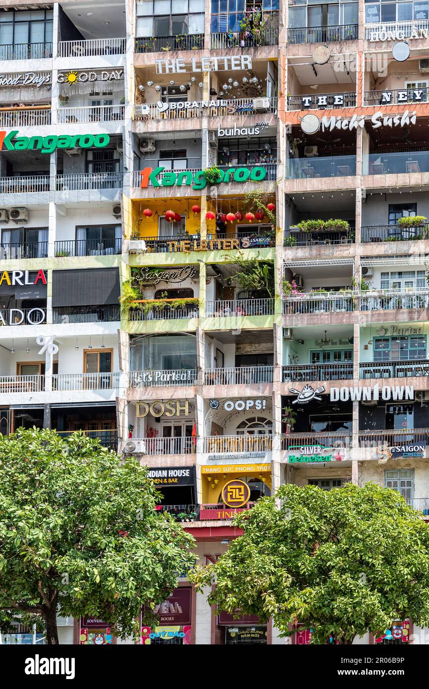 Building frontage cafe hi-res stock photography and images - Alamy