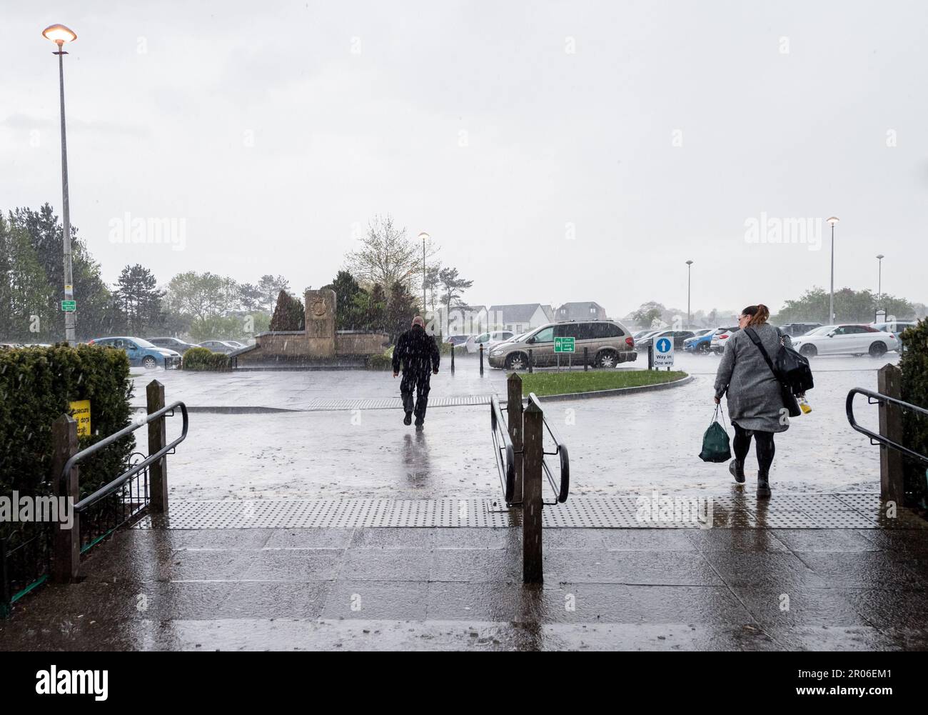 People running for cover in a sudden downpour Stock Photo - Alamy