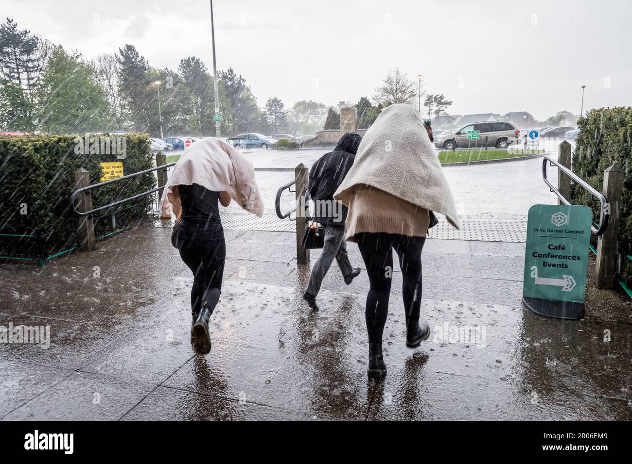 People running for cover hi-res stock photography and images - Alamy
