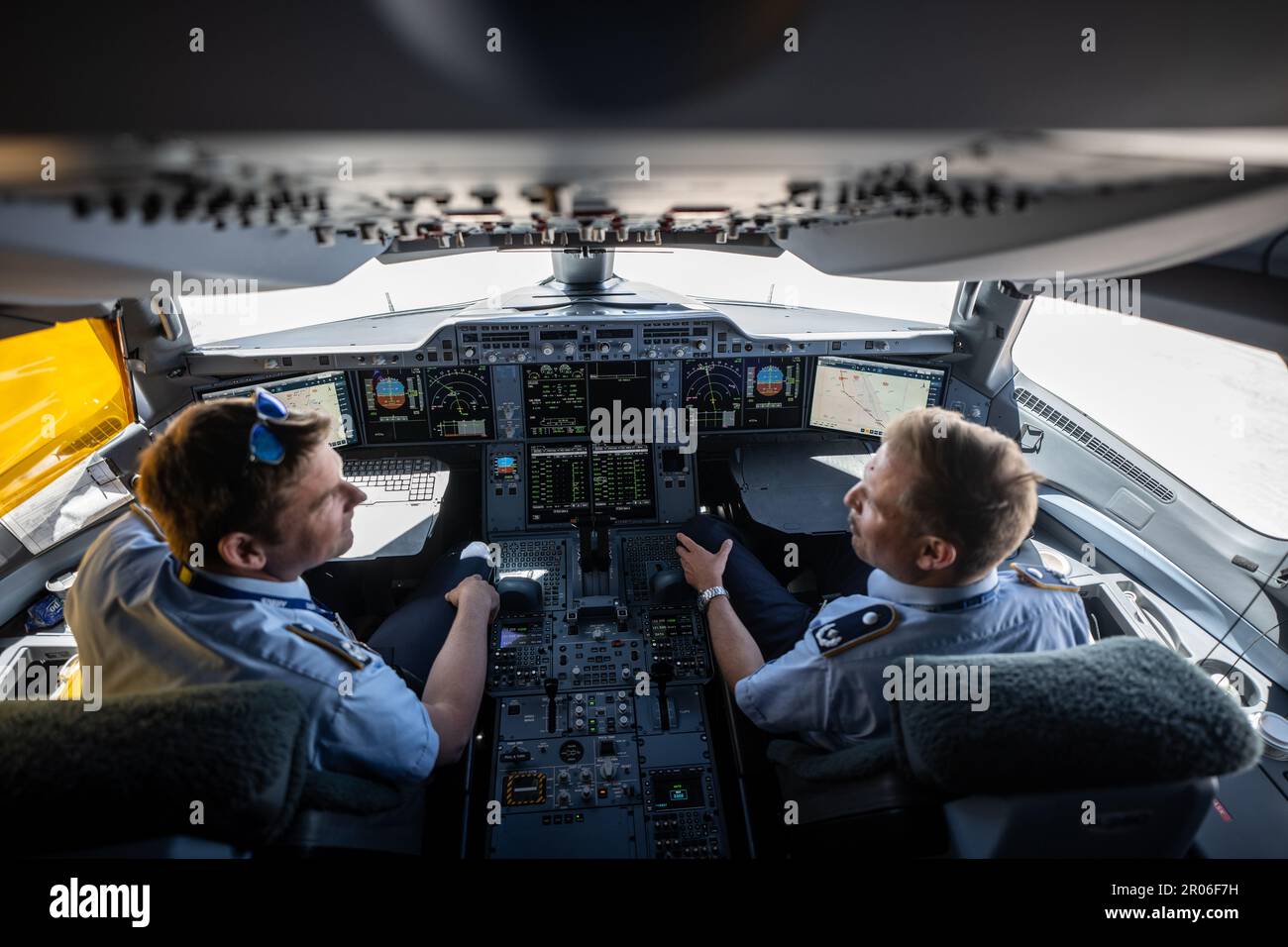 04 May 2023, Brandenburg, Schönefeld: View into the cockpit of the ...