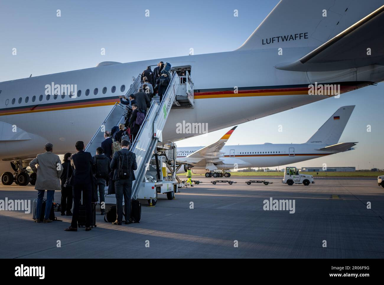 04 May 2023, Brandenburg, Schönefeld: Fellow journalists board the ...