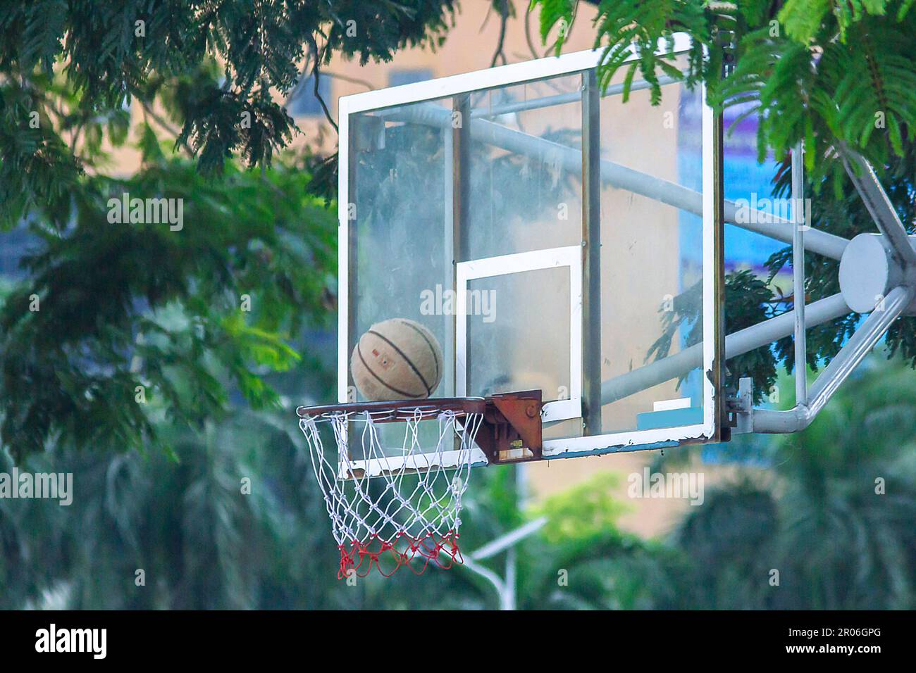 Basketball hoop damaged hi-res stock photography and images - Alamy