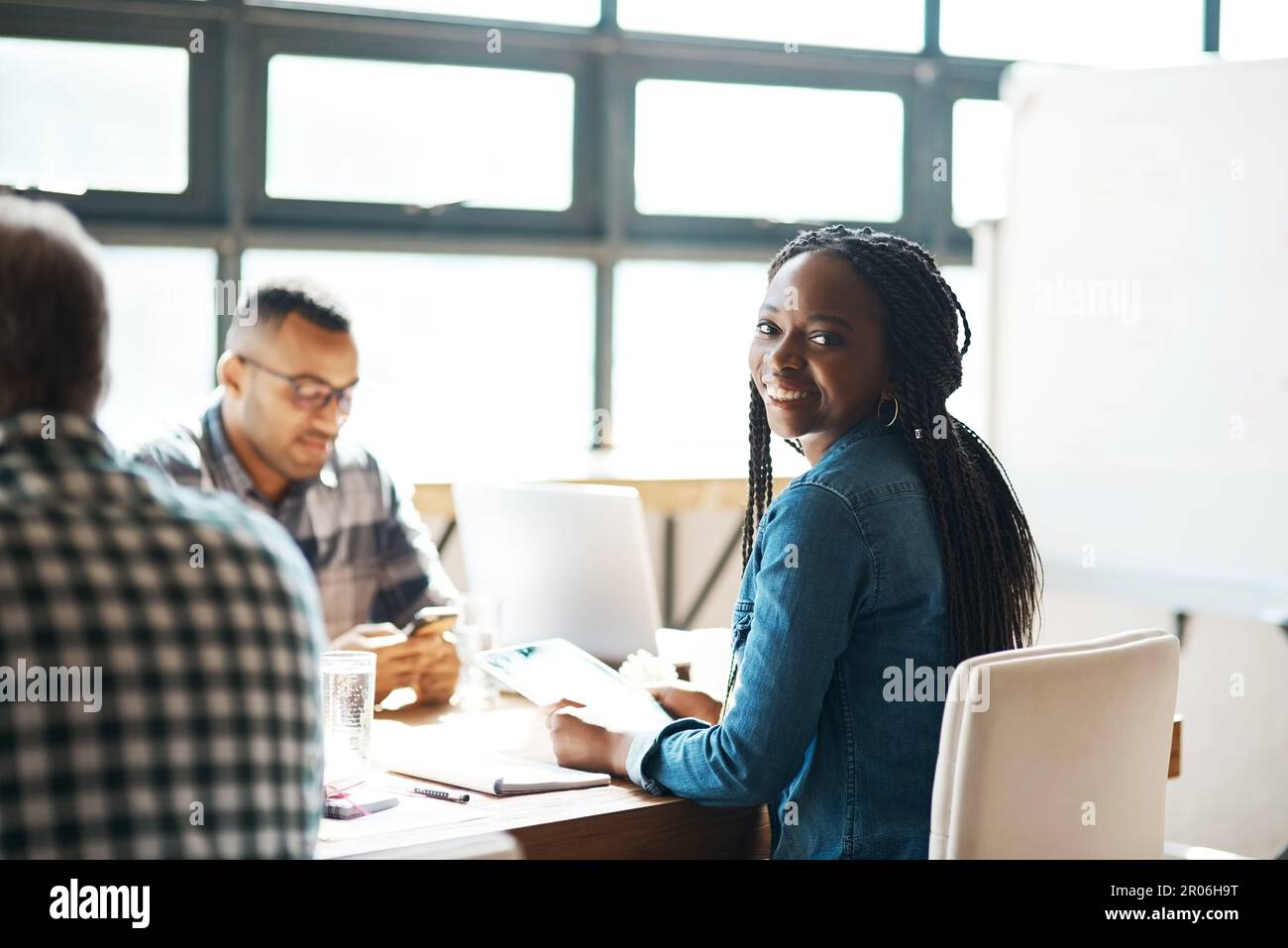 Buzzing office hi-res stock photography and images - Alamy