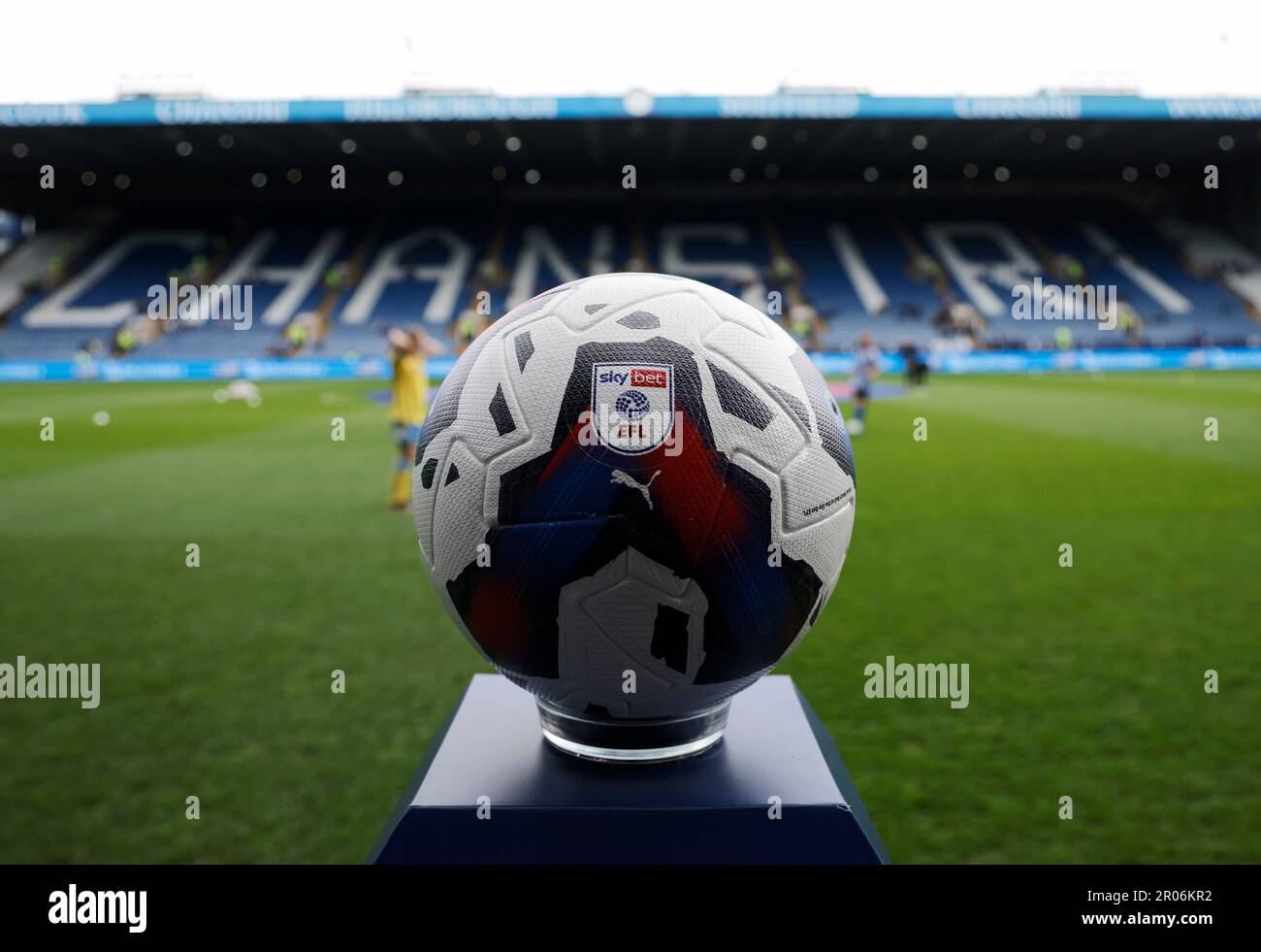 Puma football league ball hi-res stock photography and images - Alamy