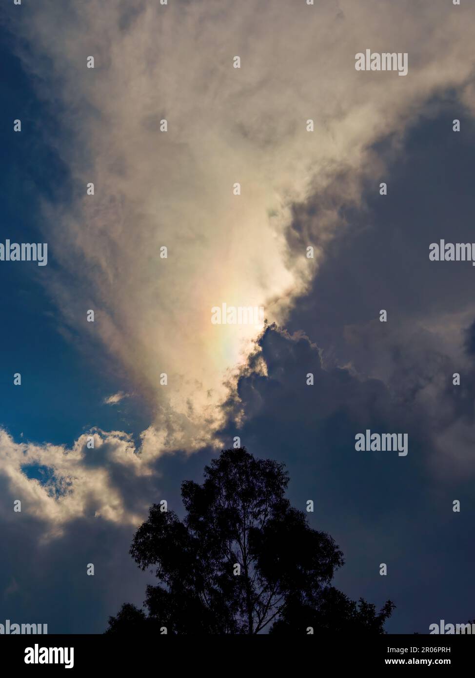 The sun behind a very dense cloud generates a beautiful effect on a ...