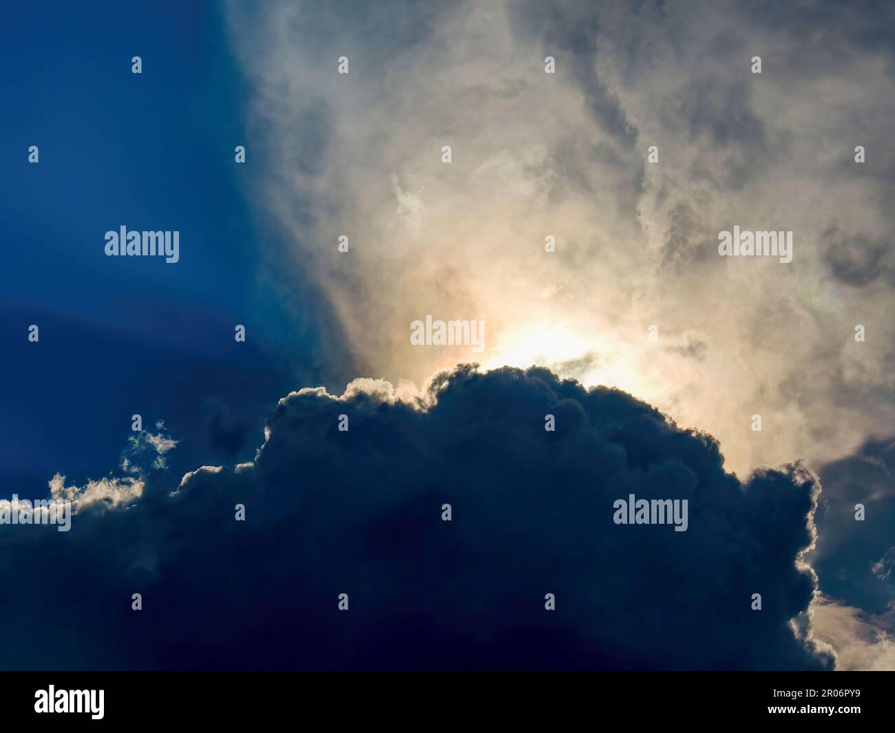 The sun behind a very dense cloud generates a beautiful effect on a ...