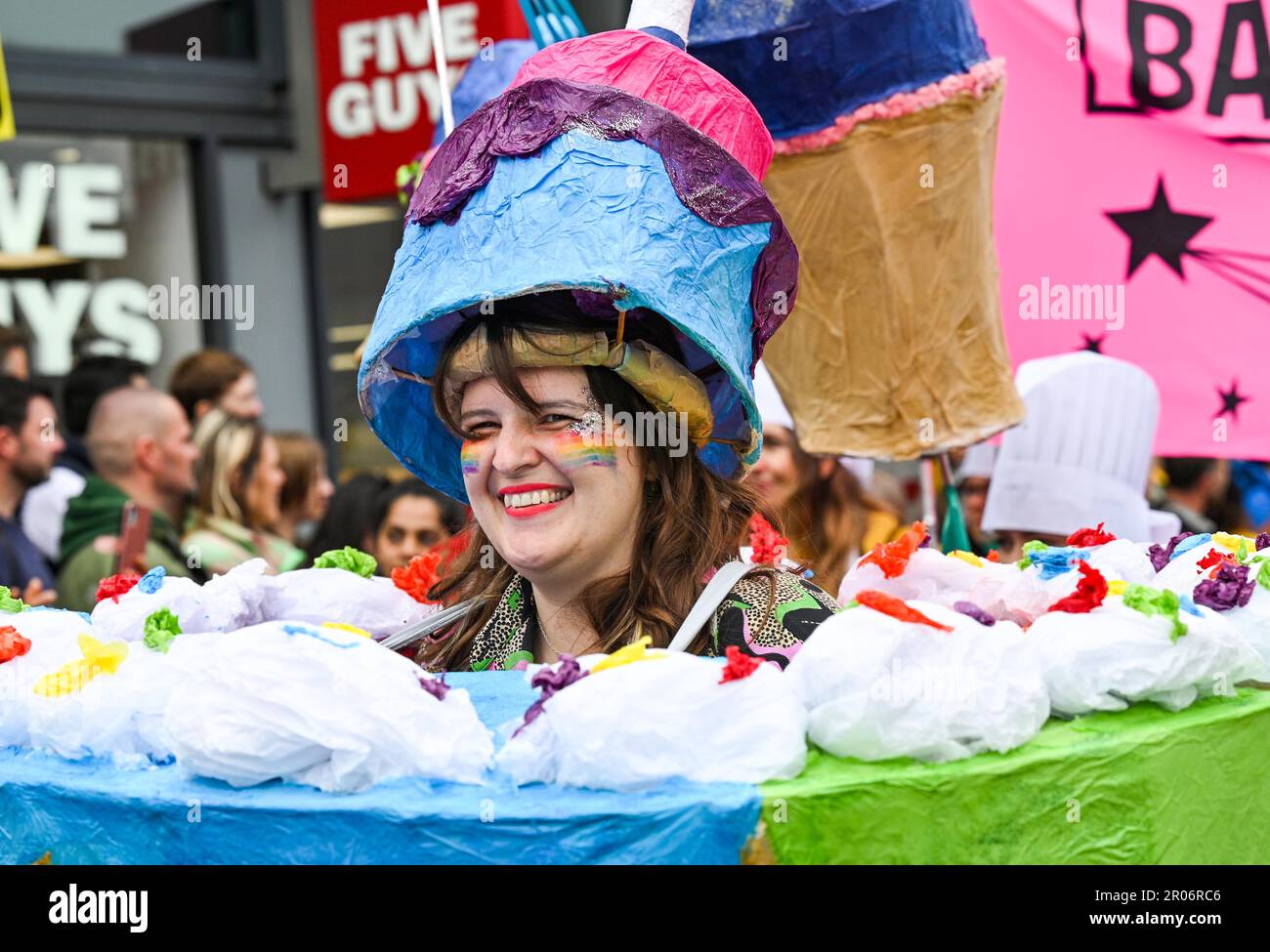 Brighton UK 7th May 2023 - Thousands of schoolchildren , teachers and ...