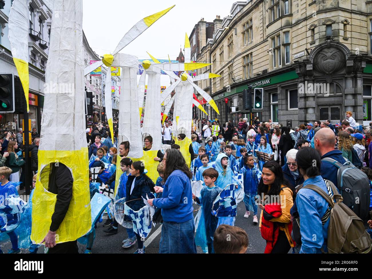 Brighton UK 7th May 2023 - Thousands of schoolchildren , teachers and ...