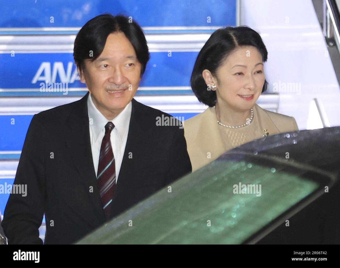 Japanese Crown Prince Akishino and his wife Kiko arrive at Haneda ...