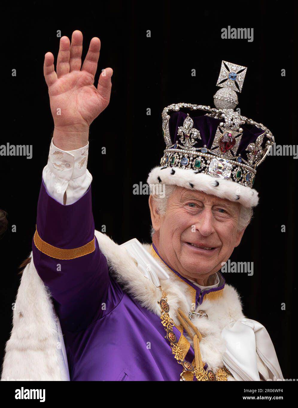 King Charles III waves as he leaves the balcony of Buckingham Palace ...