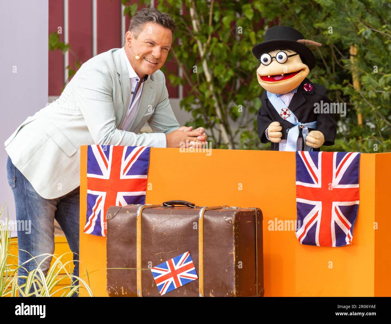 Rust, Germany. 07th May, 2023. Presenter Stefan Mross (l) and the hand ...