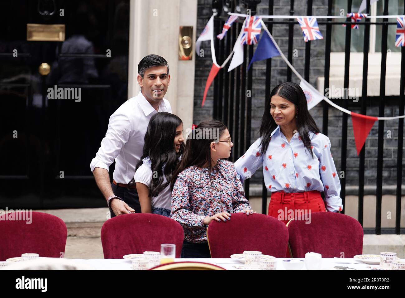 Prime Minister Rishi Sunak and wife, Akshata Murty, with children ...