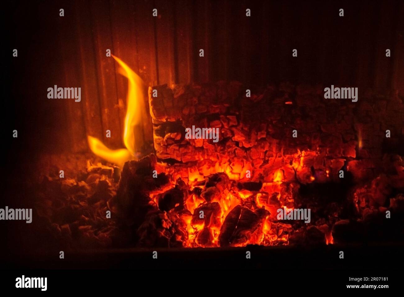 Red fire burning in a black mantelpiece Stock Photo - Alamy