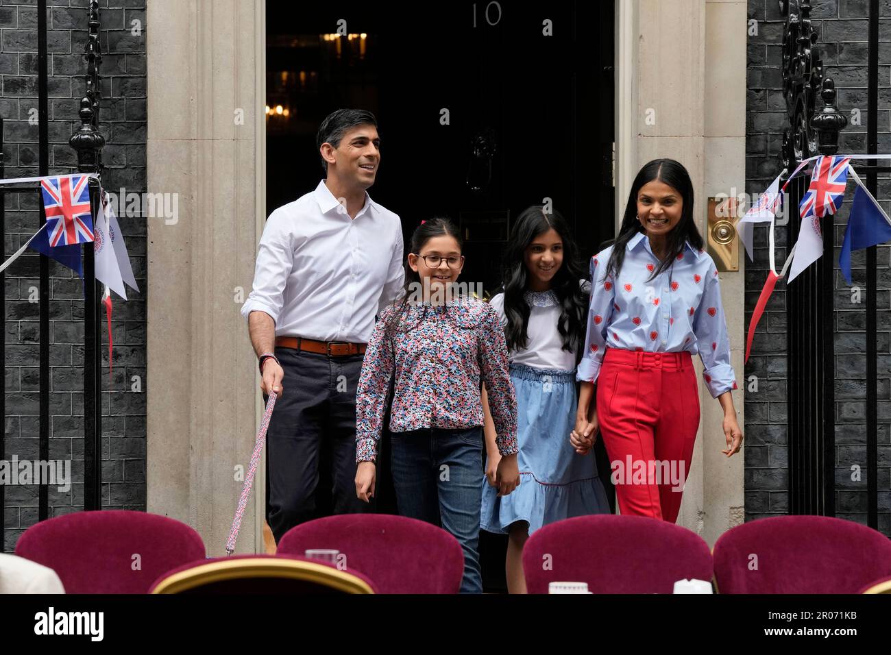 Prime Minister Rishi Sunak and wife, Akshata Murty, with children ...
