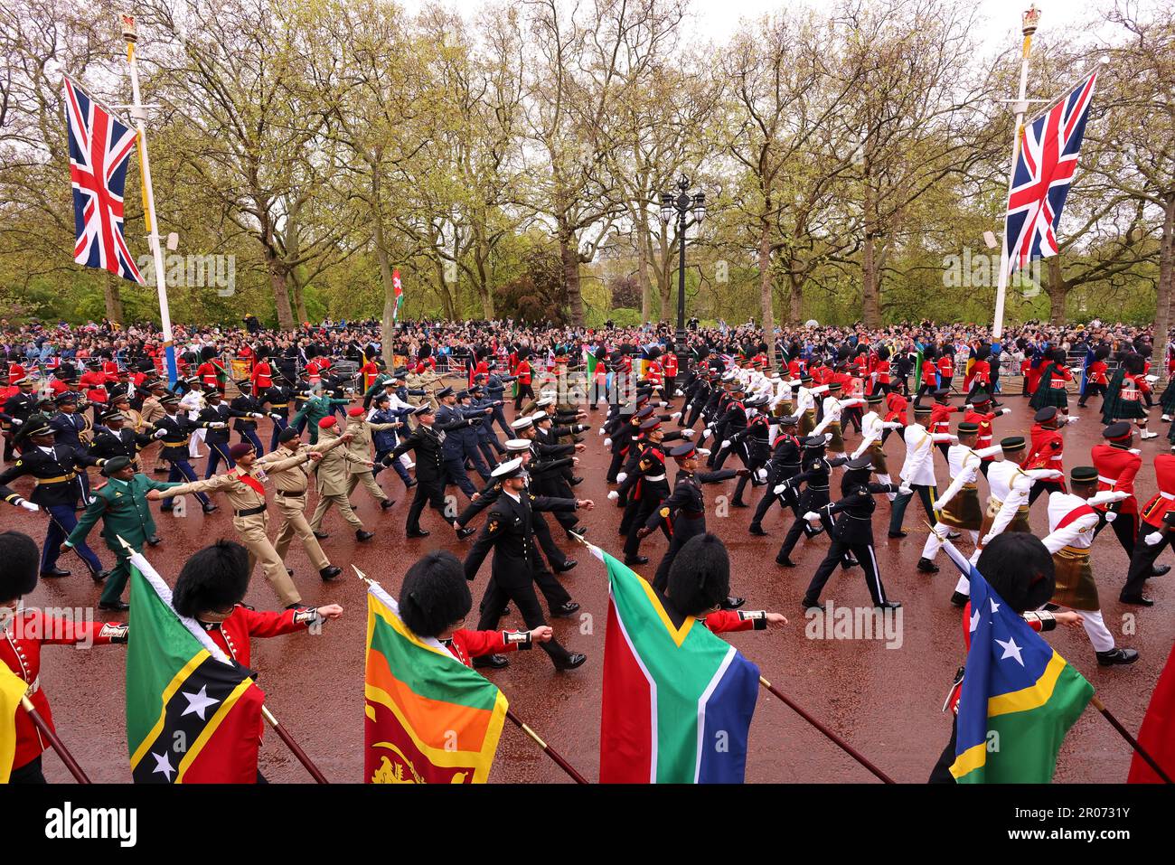 The military procession makes its way down The Mall towards Buckingham ...
