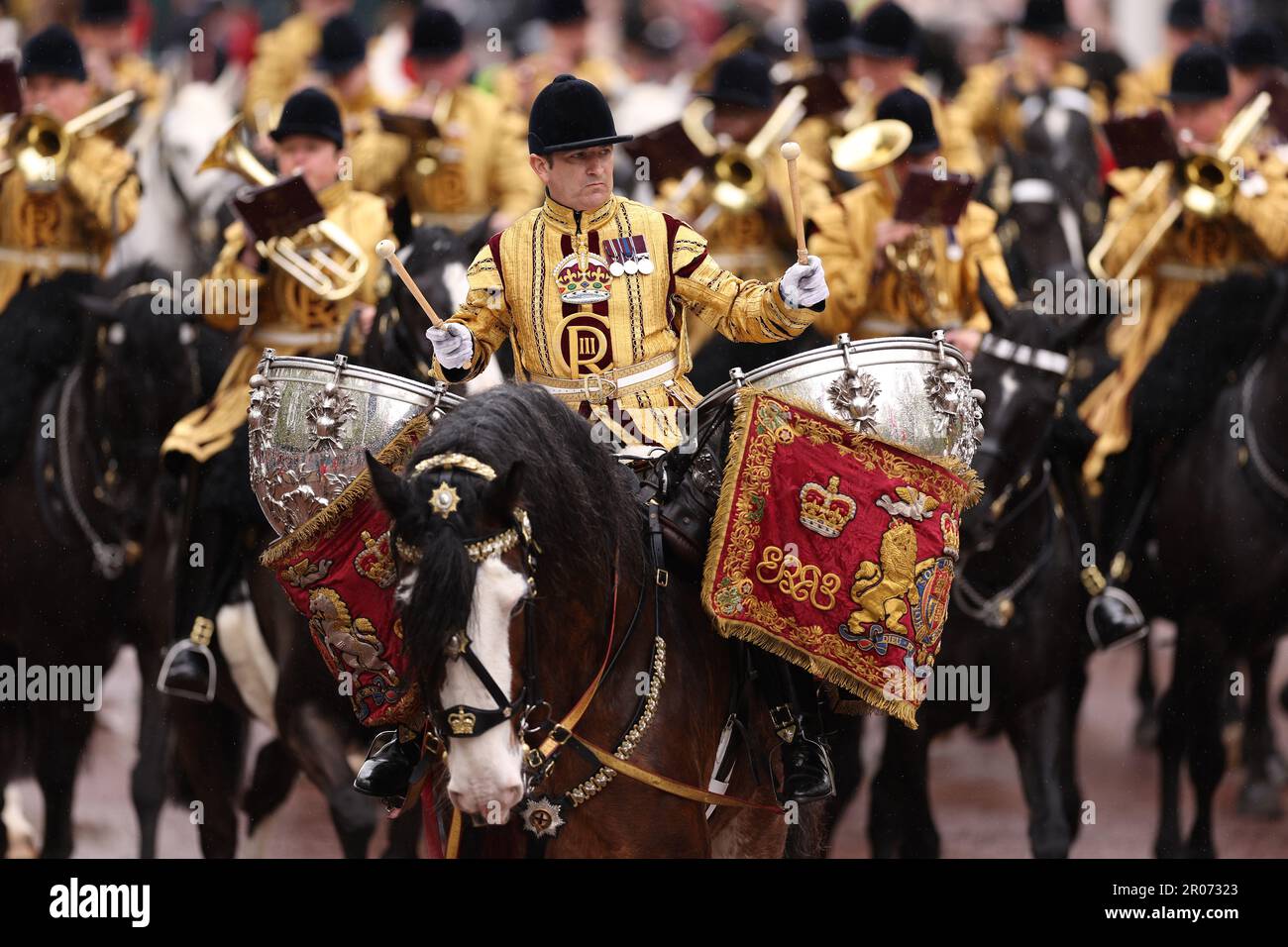 The military procession makes its way down The Mall towards Buckingham ...