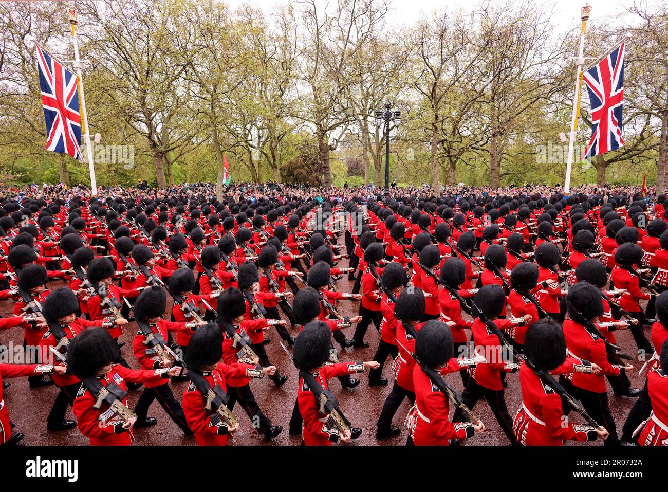 The military procession makes its way down The Mall towards Buckingham ...