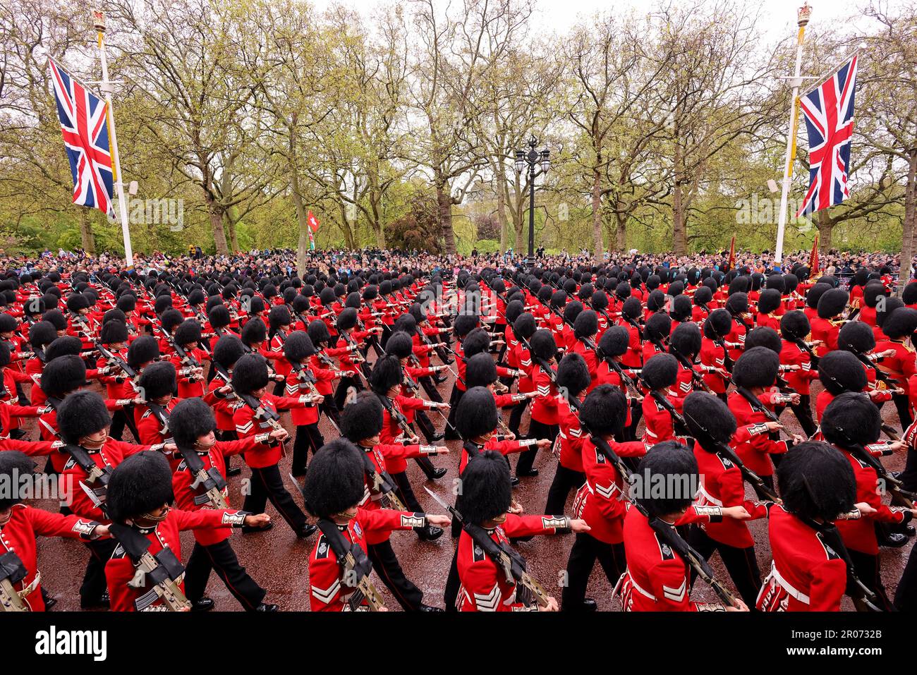 The military procession makes its way down The Mall towards Buckingham ...