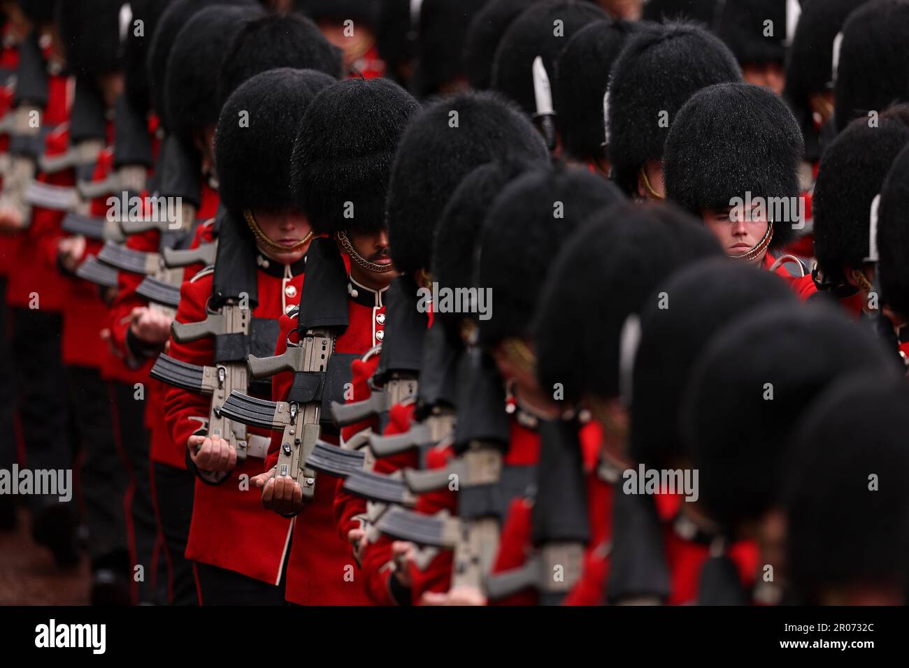 The military procession makes its way down The Mall towards Buckingham ...