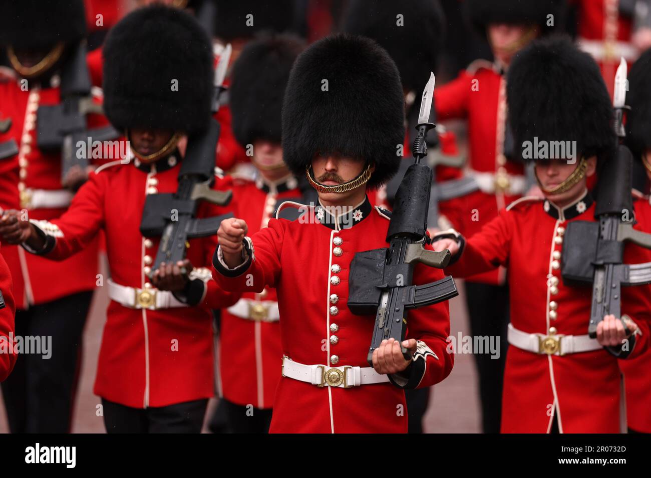 The military procession makes its way down The Mall towards Buckingham ...