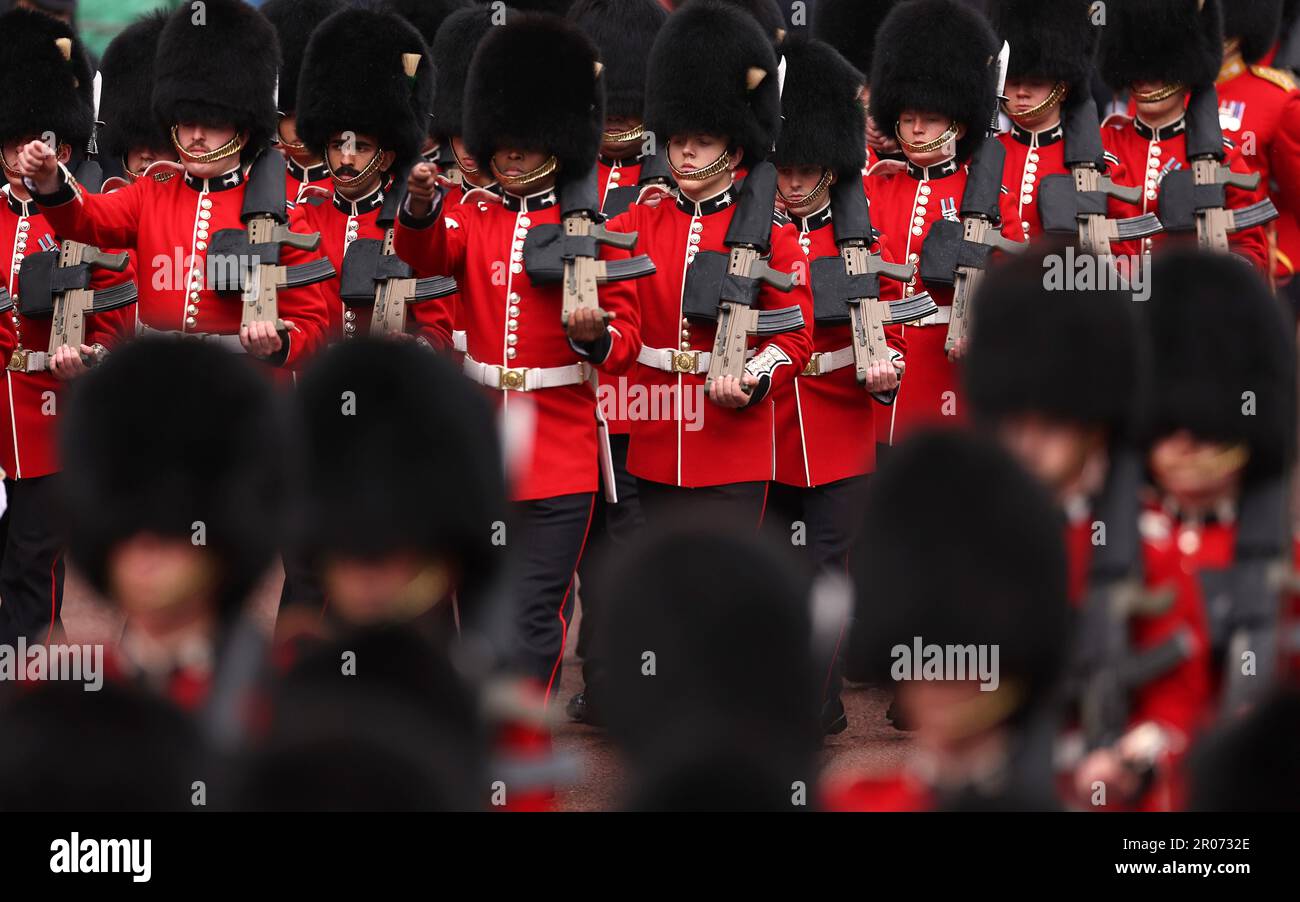 The military procession makes its way down The Mall towards Buckingham ...