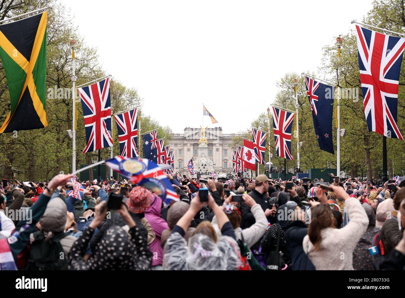 The crowd on The Mall outside Buckingham Palace during the Coronation ...