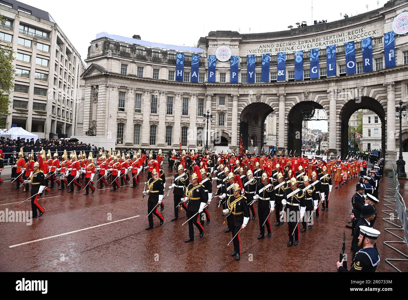 The military procession makes its way down The Mall towards Buckingham ...