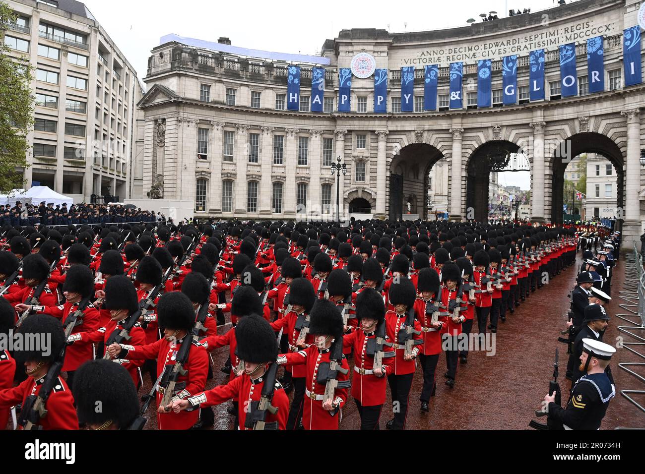 The military procession makes its way down The Mall towards Buckingham ...