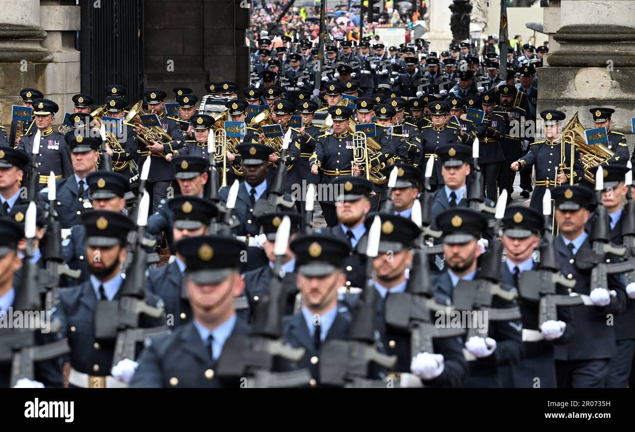 The military procession makes its way down The Mall towards Buckingham ...