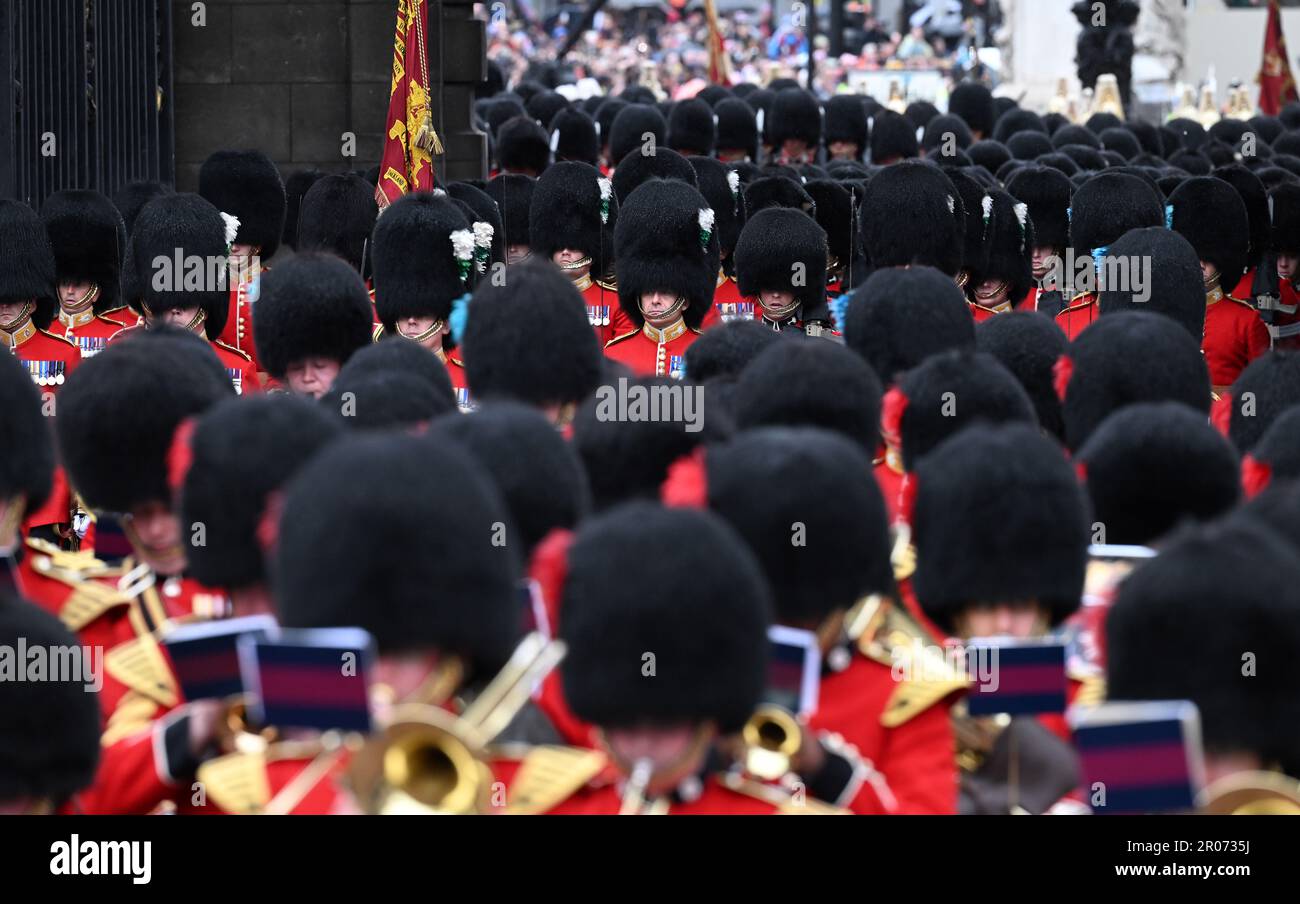 The military procession makes its way down The Mall towards Buckingham ...
