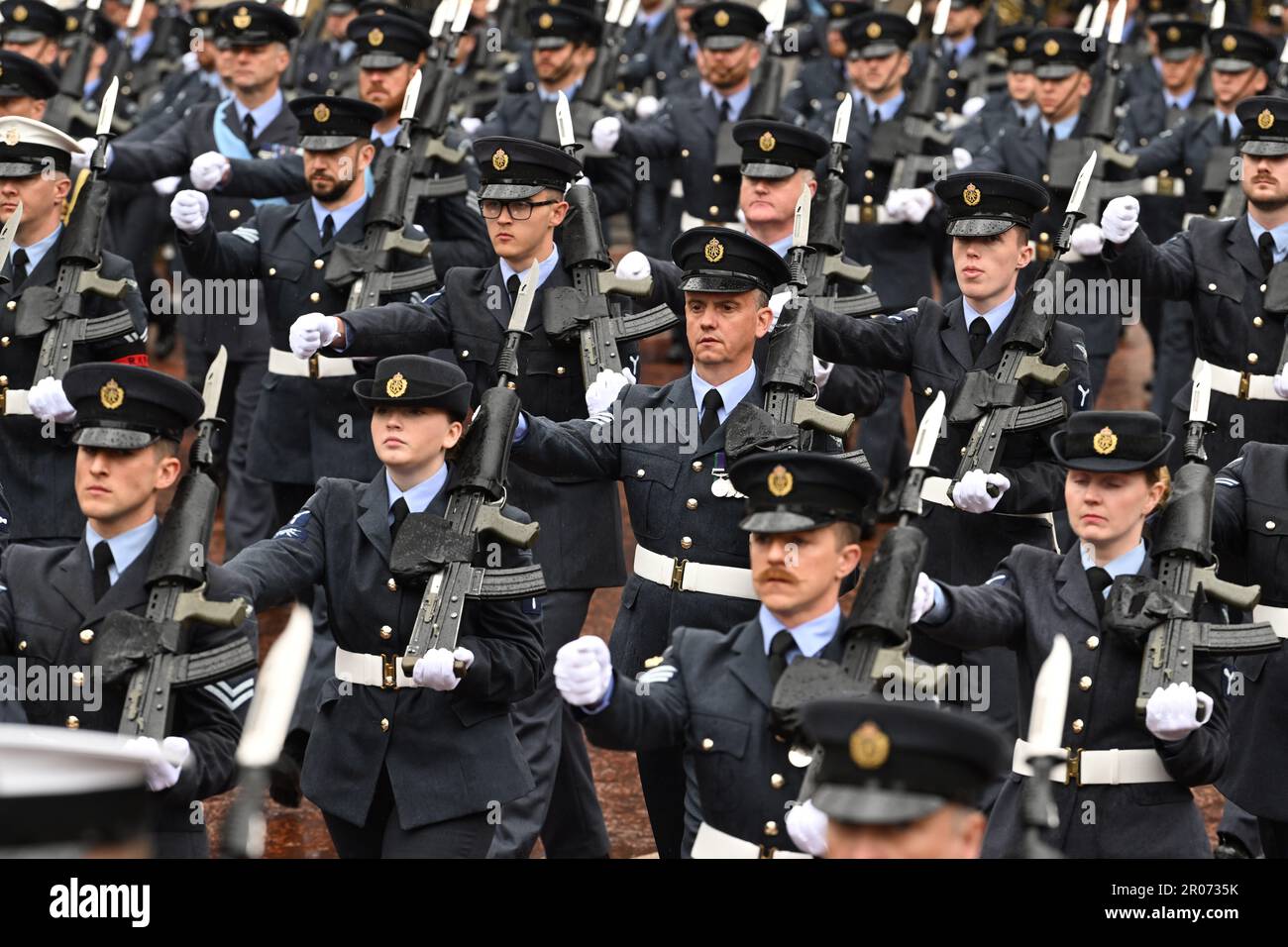 The military procession makes its way down The Mall towards Buckingham ...