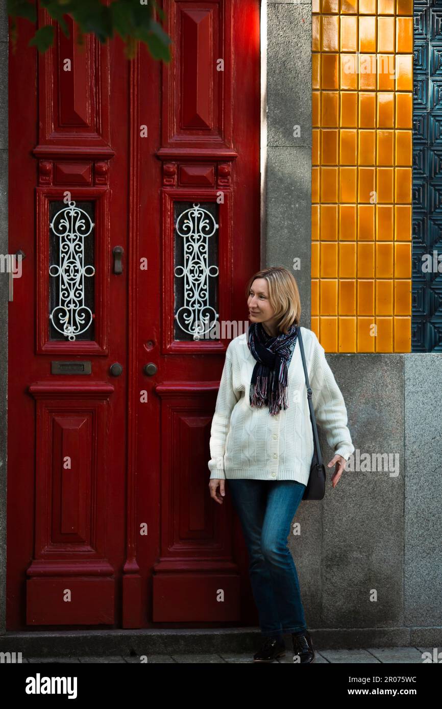 Vintage people waiting door hi-res stock photography and images - Alamy