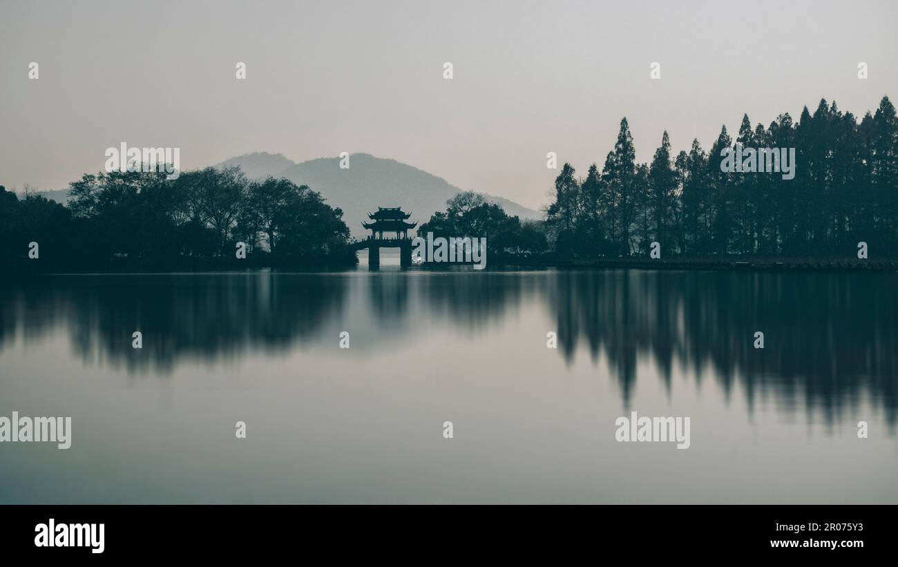 A traditional Chinese bridge over the West Lake of Hangzhou, Zhejiang ...