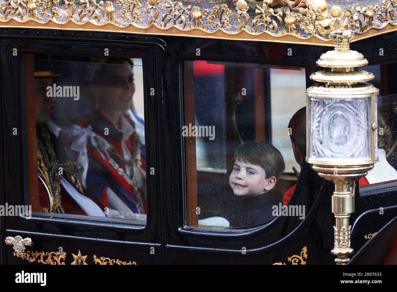 Prince Louis smiles through the window as he travels with his family ...