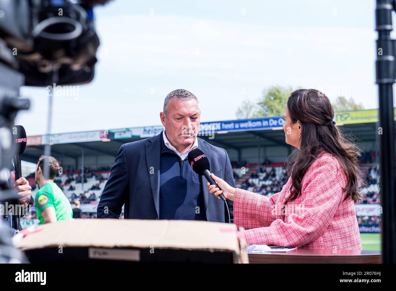 EMMEN - (lr) FC Twente coach Ron Jans, Aletha Leidelmeijer of ESPN ...