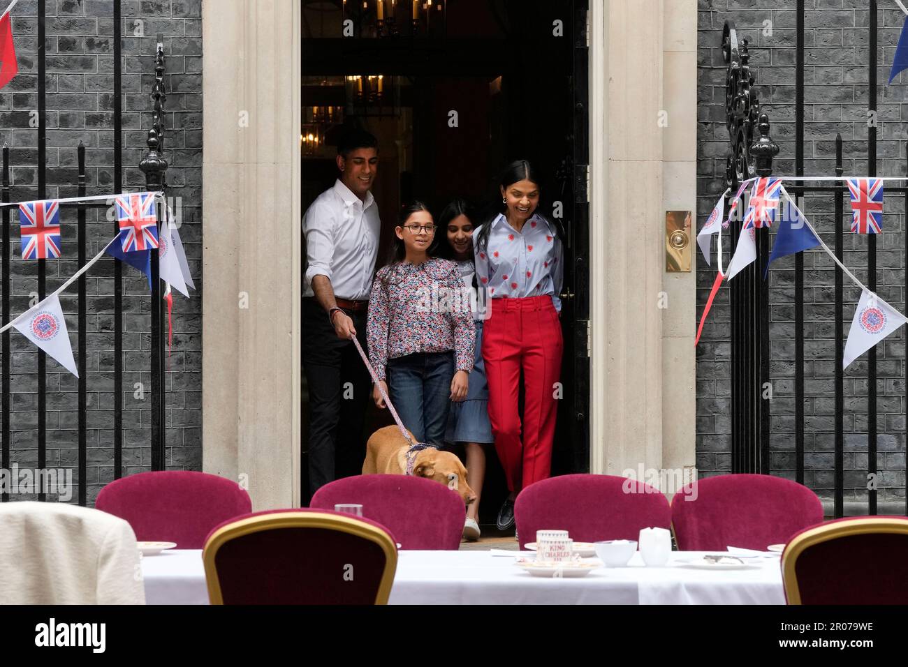 Prime Minister Rishi Sunak with dog Nova and wife, Akshata Murty, with ...