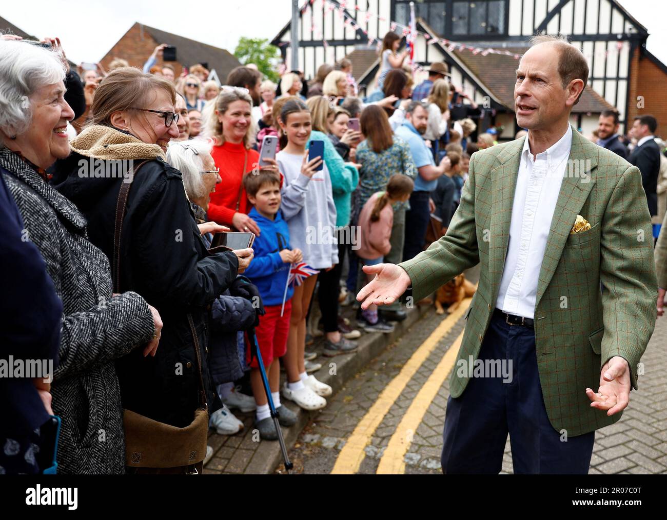 The queen greets prince charles hi-res stock photography and images - Alamy