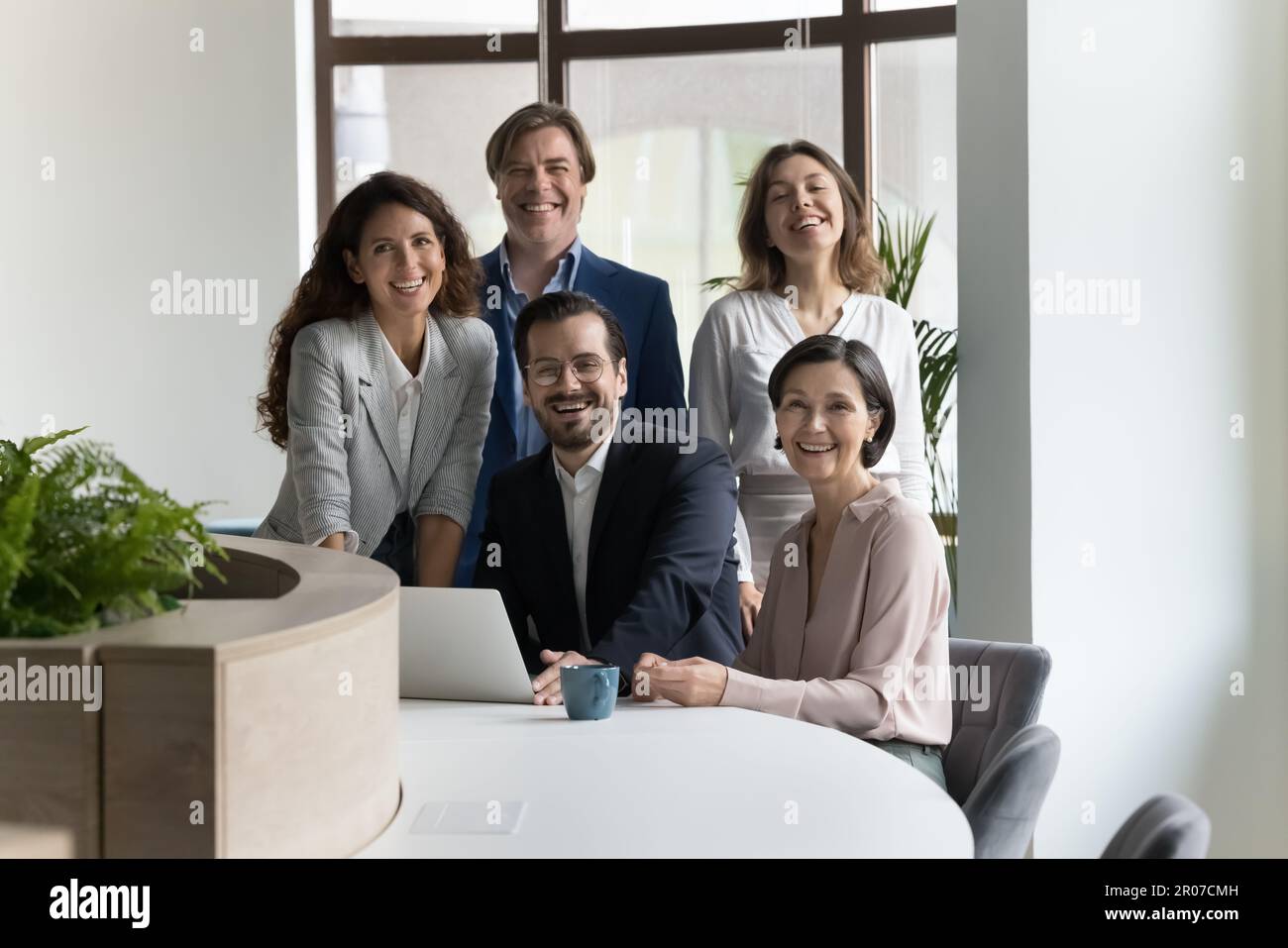 Bank staff looking at camera hi-res stock photography and images - Alamy