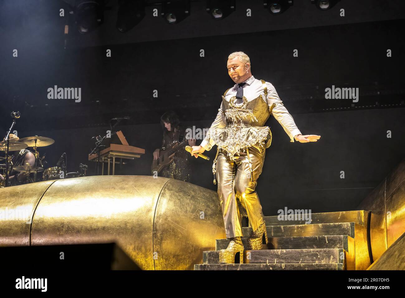 Sam smith on stage hi-res stock photography and images - Alamy