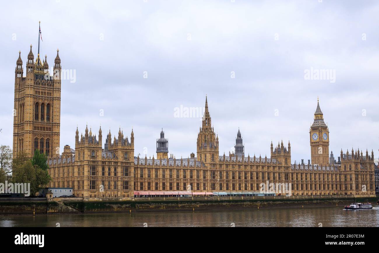 Panoramic view of the Houses of Parliament and the Palace of ...