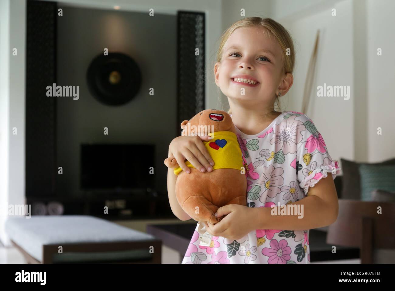 Adorable little girl hugging her teddy bear Stock Photo - Alamy