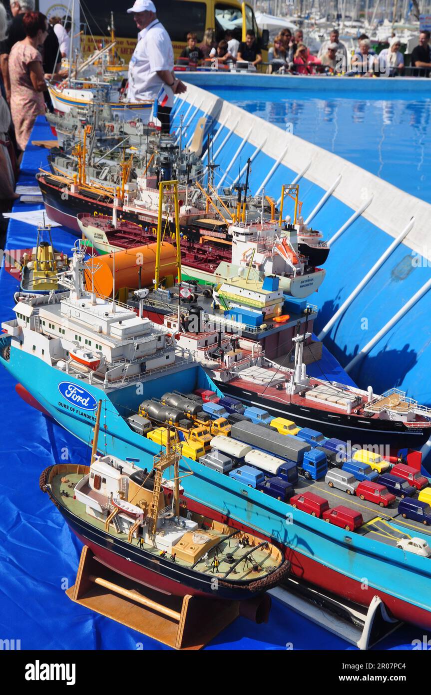 Boats on display hi-res stock photography and images - Alamy