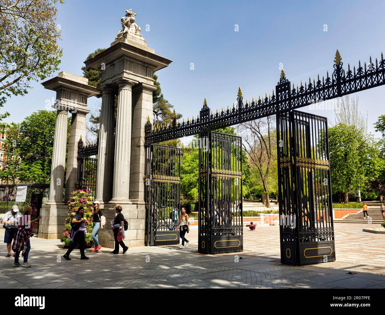 Entrance gate in Retiro Park, walkers in spring, Parque del Retiro ...
