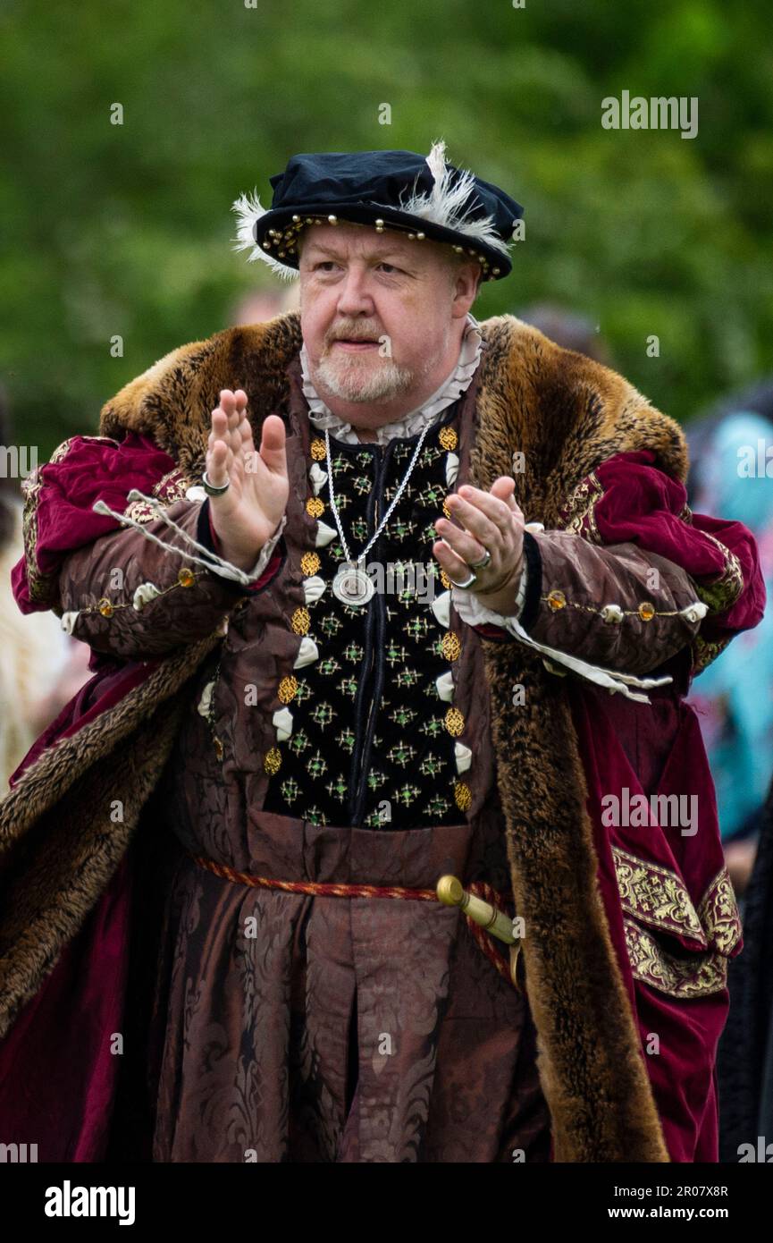 Chalfont, UK. 7 May 2023. A re enactor as Henry VIII leads armoured ...