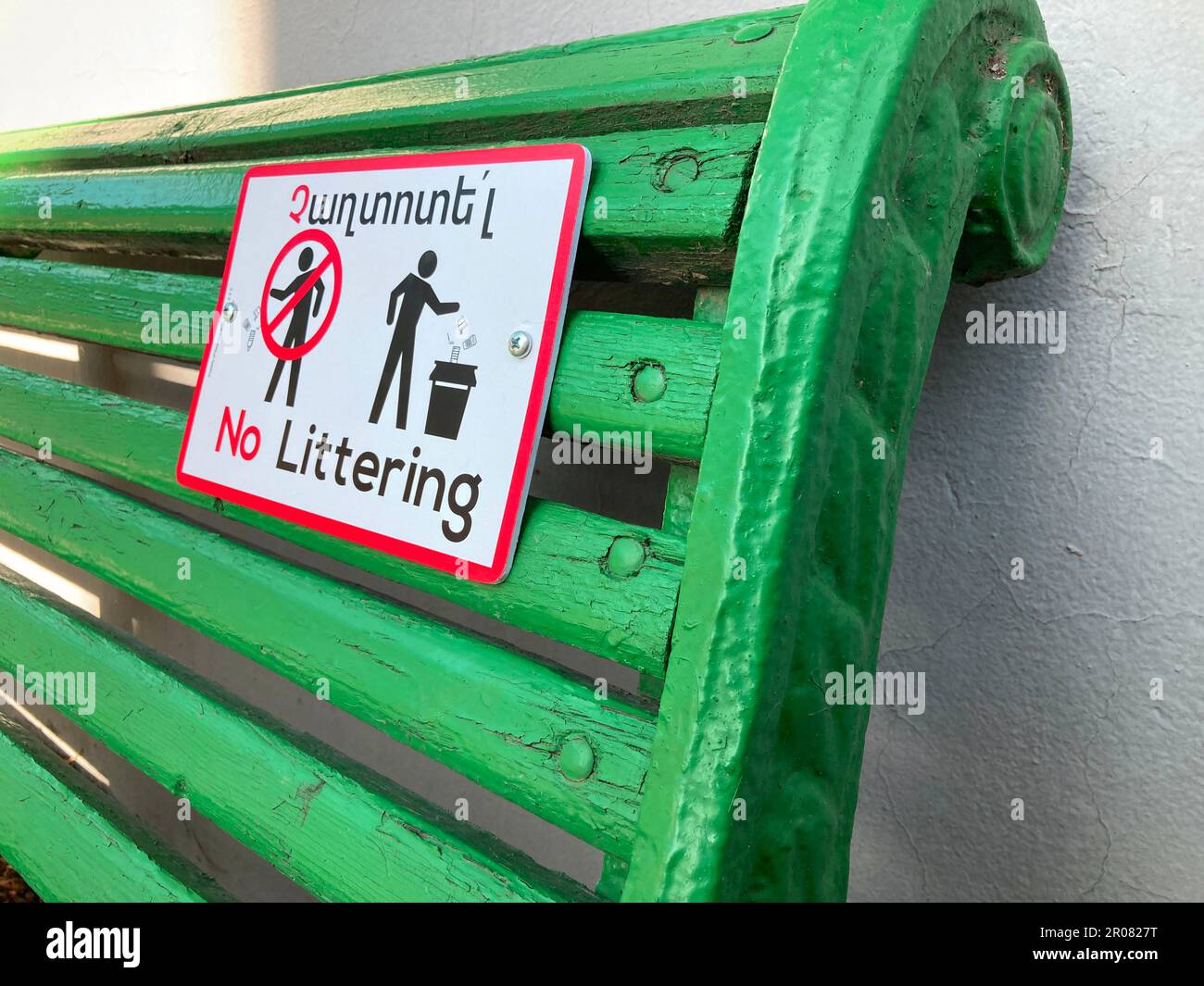 No littering sign on bench Realistic sign Stock Photo - Alamy