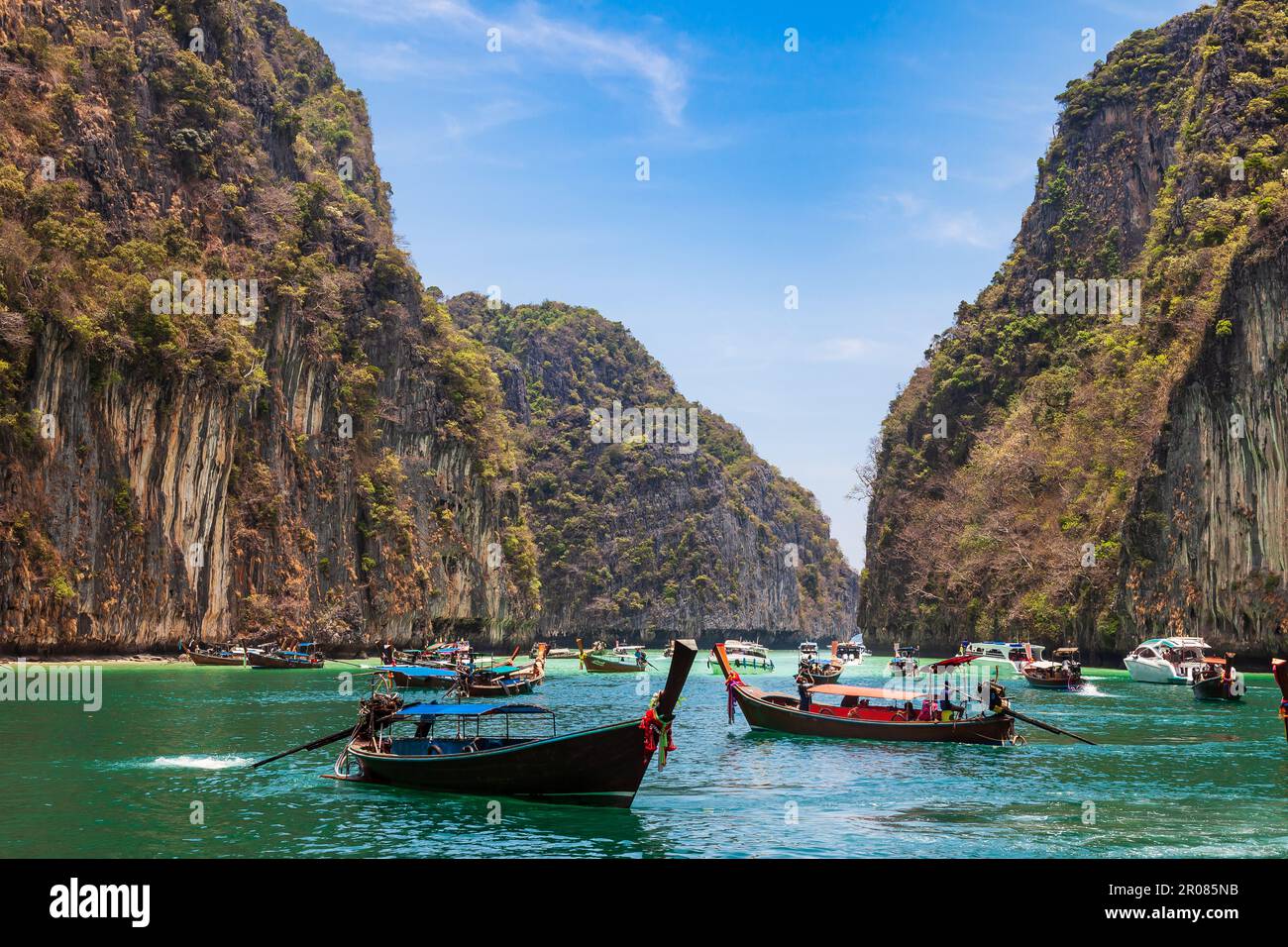 A picturesque beautiful place on the island of Phi Phi Leh - Pi Leh ...