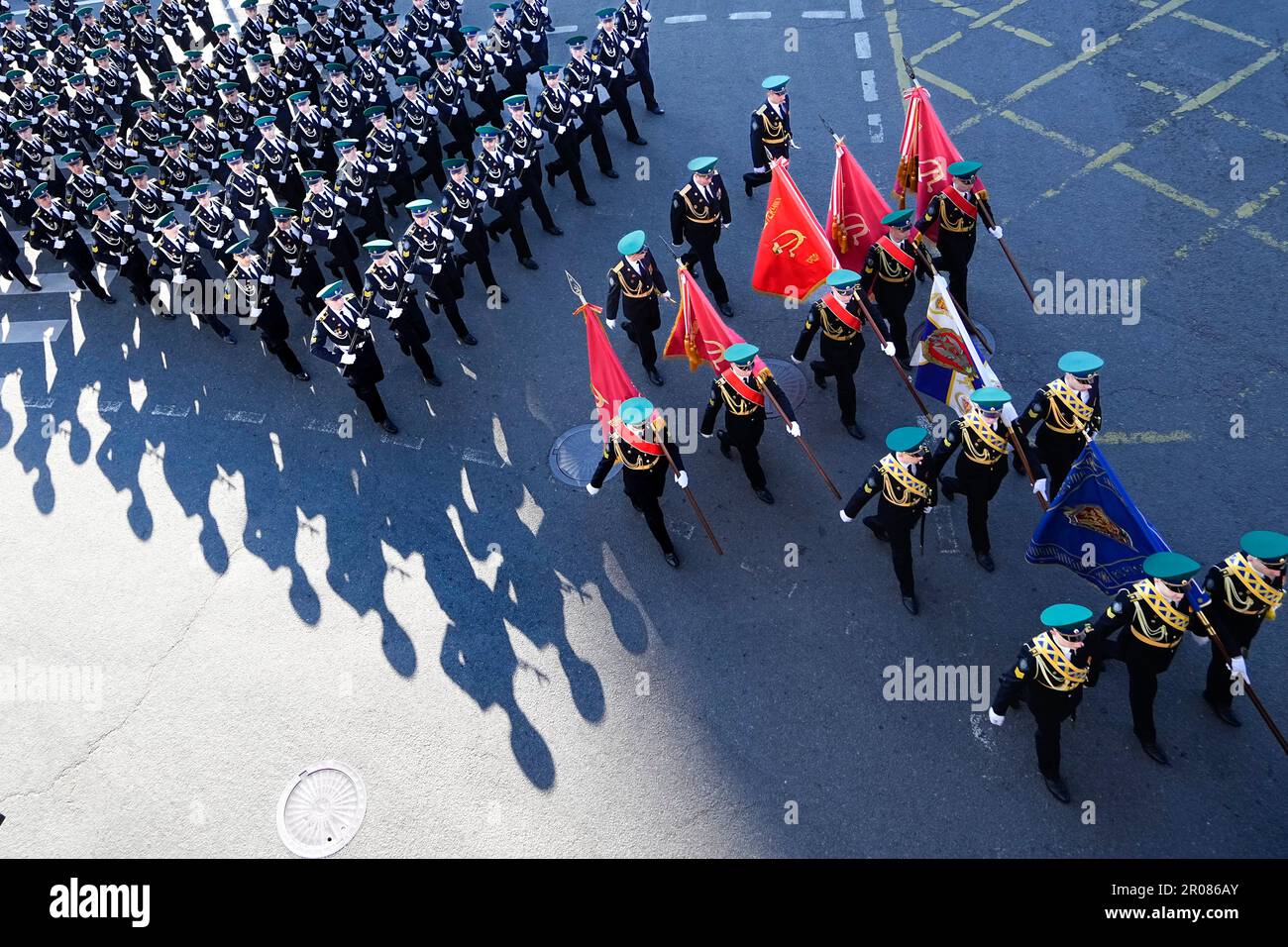 Russian soldiers march toward Red Square to attend a dress rehearsal ...