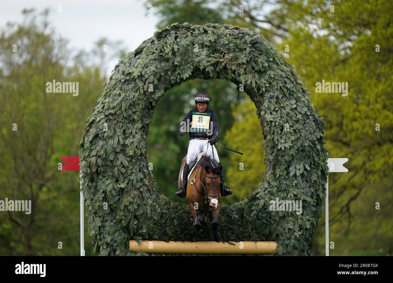New Zealand's Dan Jocelyn and Cooley One To Many clear the Owl Hole on ...